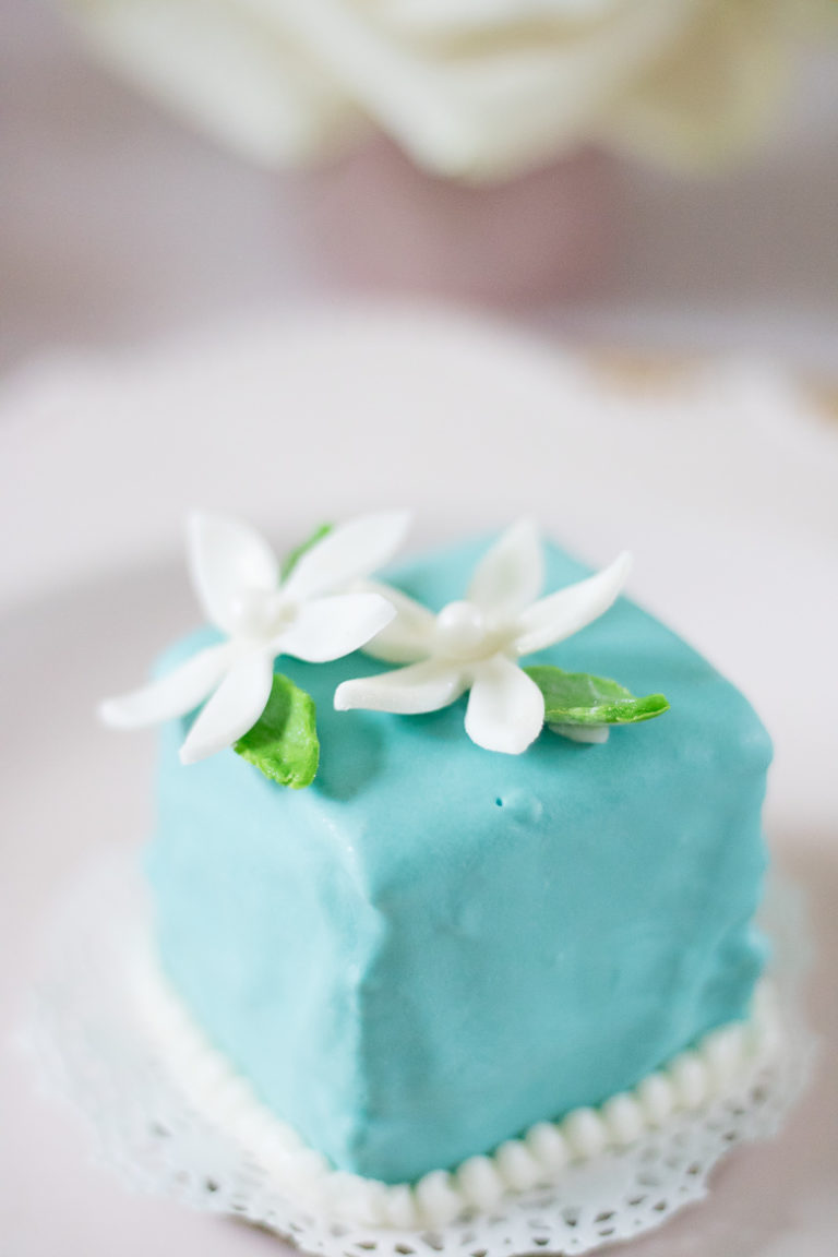 How to host a bake group featuring mini cakes